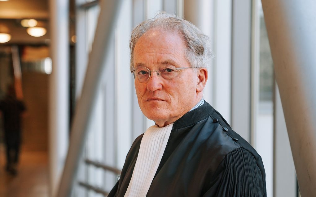 „Moet ik dan weg, weg van hier, weg van haar?”