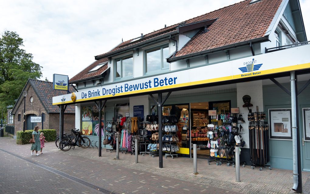 Dorpswinkel: drogisterij De Brink van Peter en Alma Kuijper in Elspeet